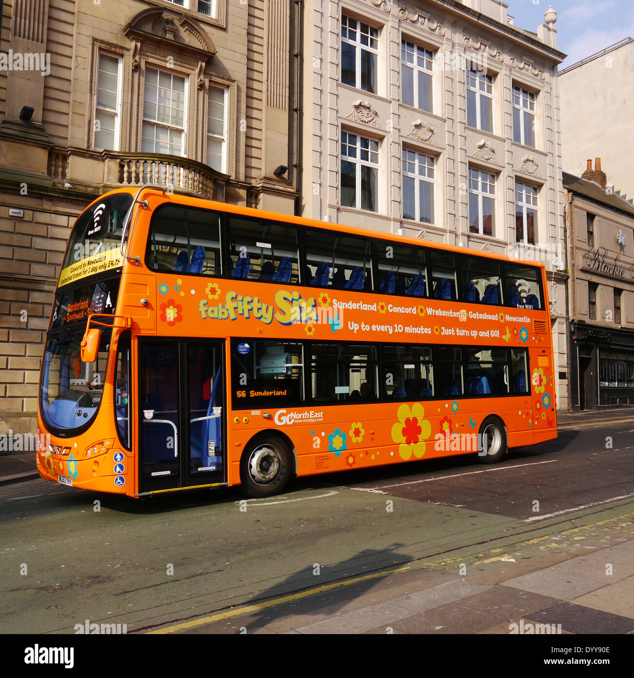 Orange double decker bus Banque de photographies et d’images à haute ...