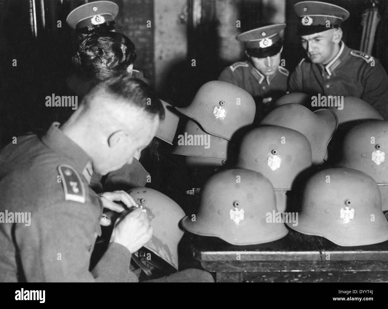 Symbole de croix gammée nazie aigle Banque d'images noir et blanc - Alamy