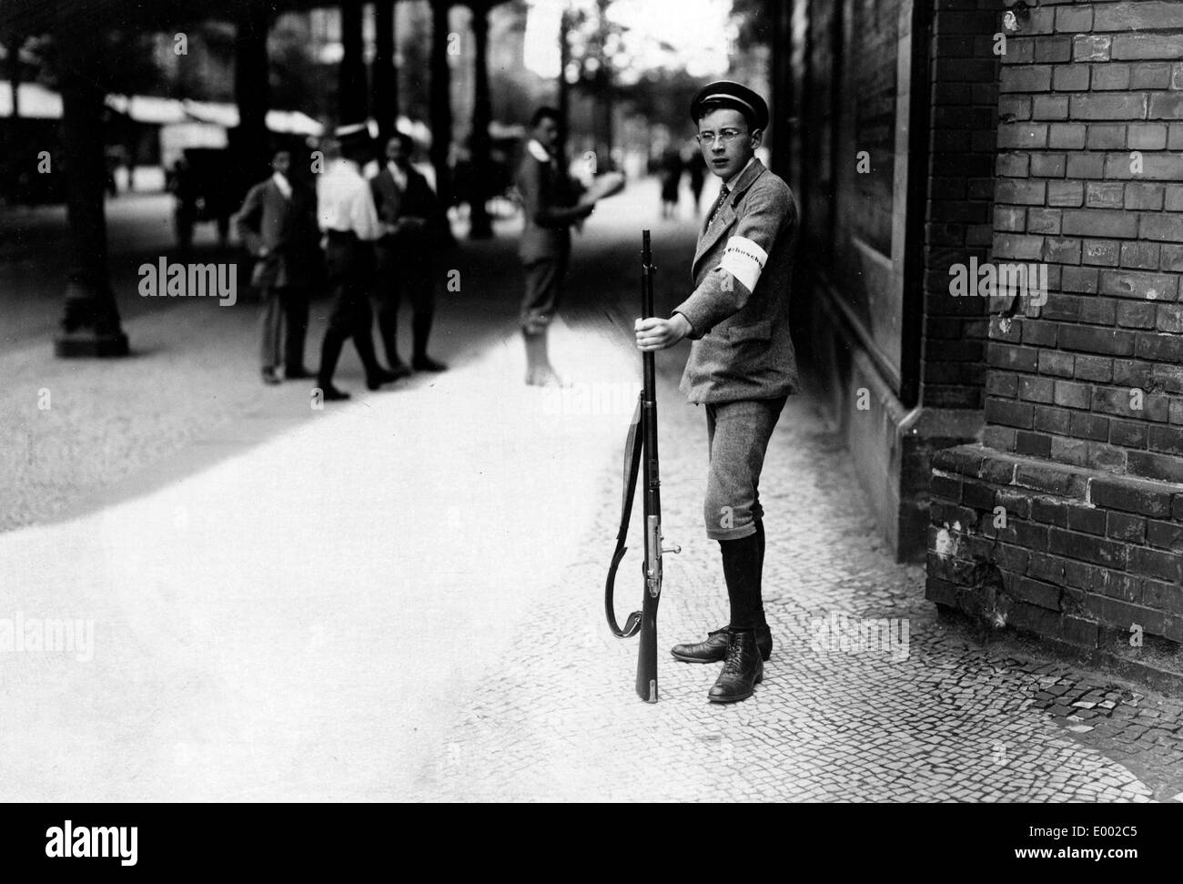 Jeune garde Banque d'images noir et blanc - Alamy
