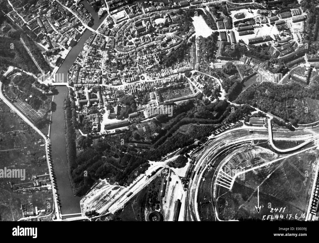 Photo aérienne de Verdun pendant la Première Guerre mondiale, 1916 ...