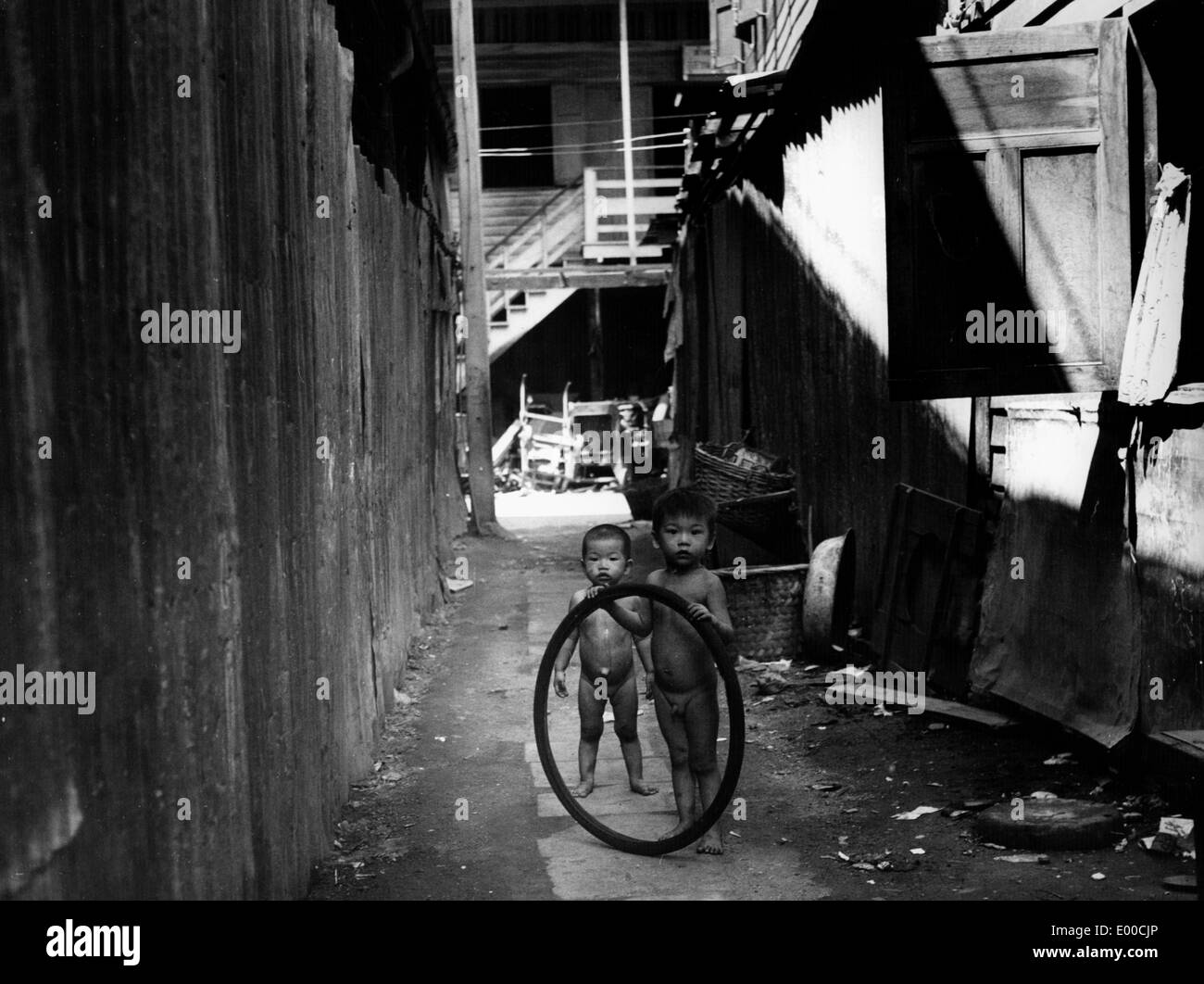 Les petits enfants Photo Stock - Alamy