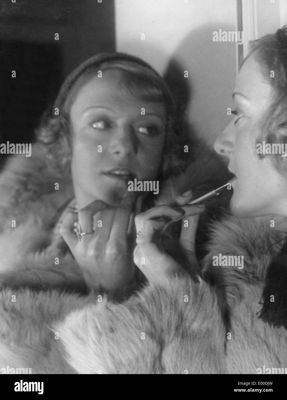 Devant un miroir Banque de photographies et d’images à haute résolution - Alamy