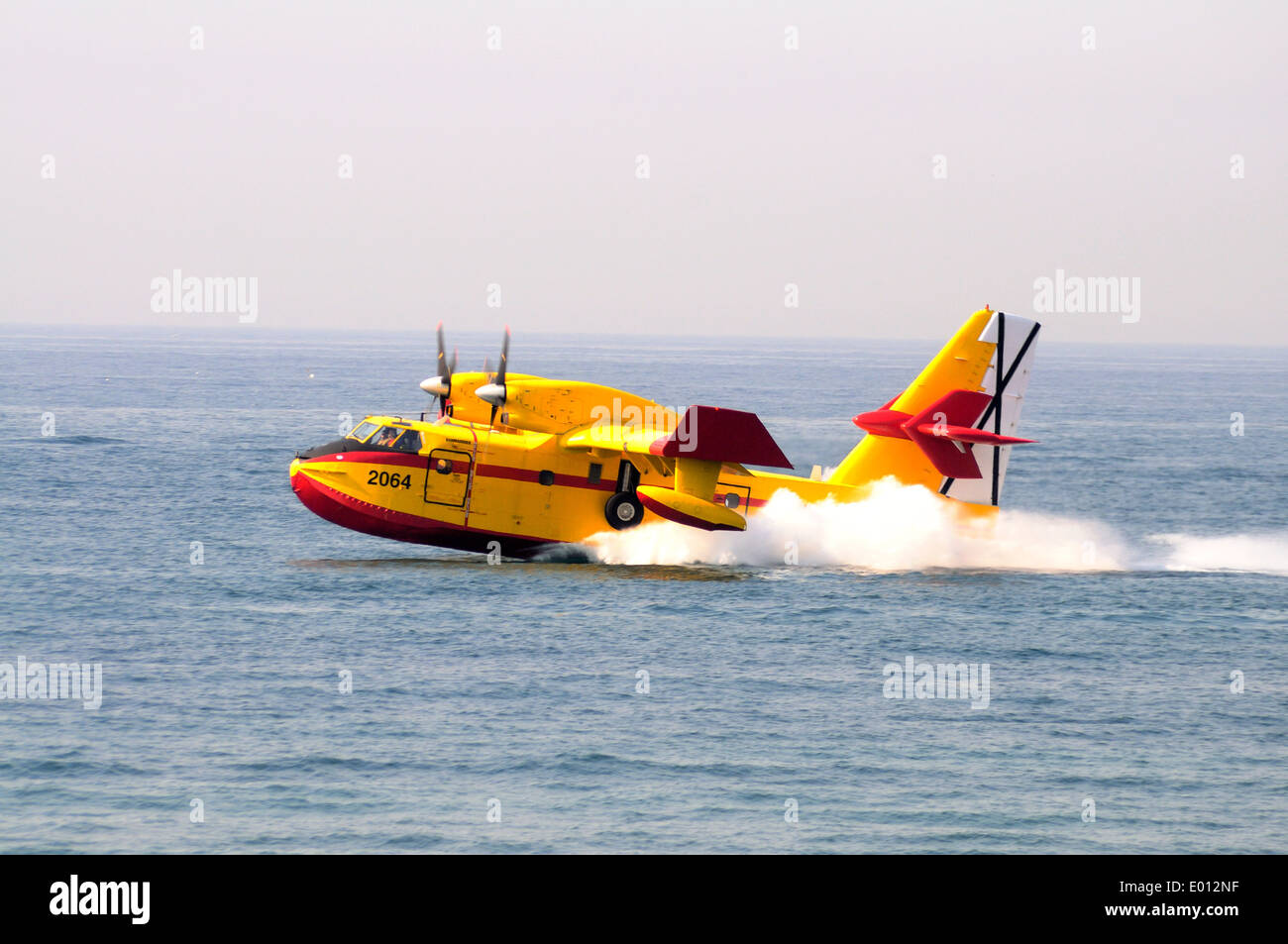 Canadair fire fighting plane flying Banque de photographies et d’images ...