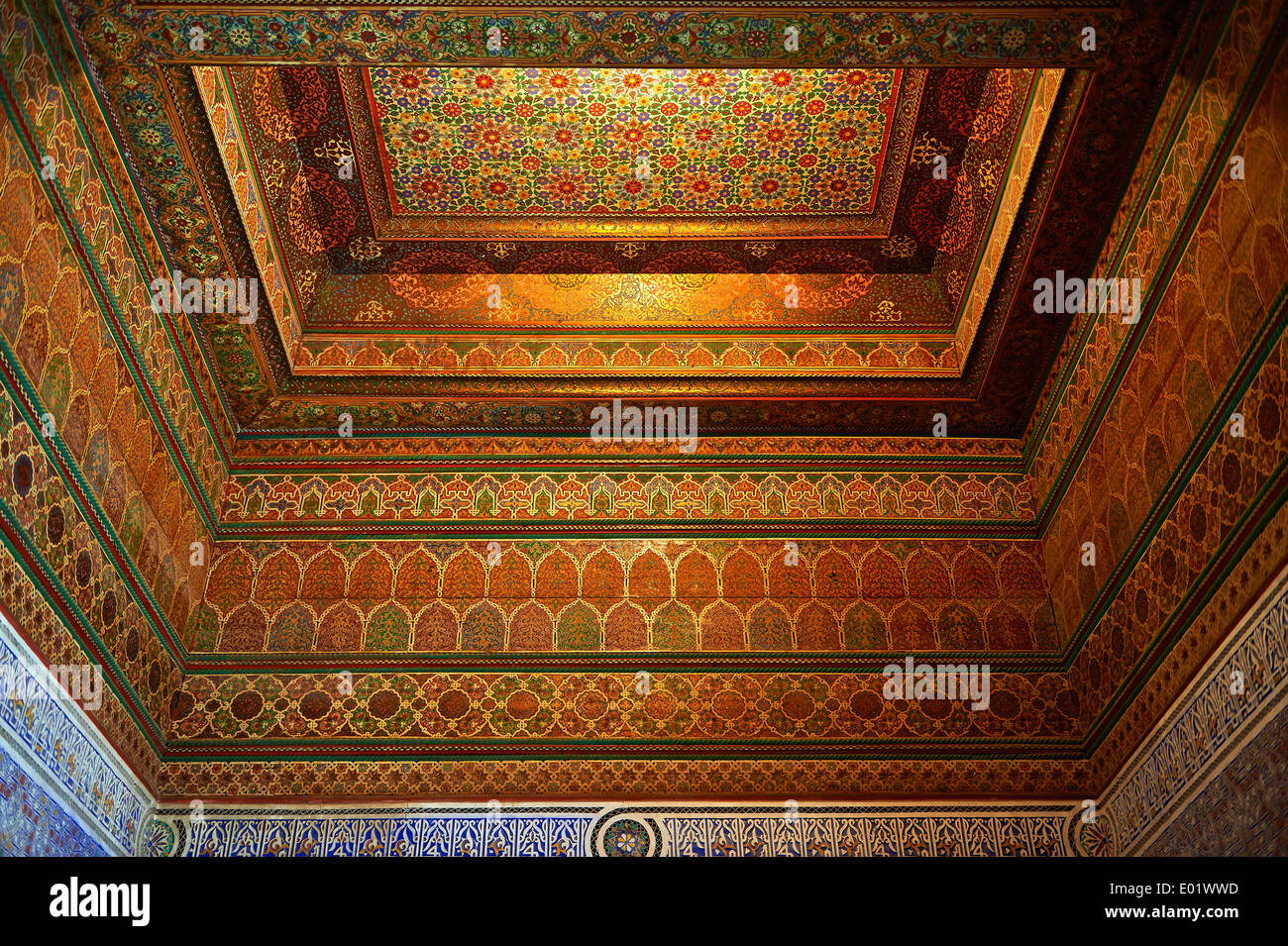 Décoration arabesque berbère et carreaux Zellige plafond en bois peint ...