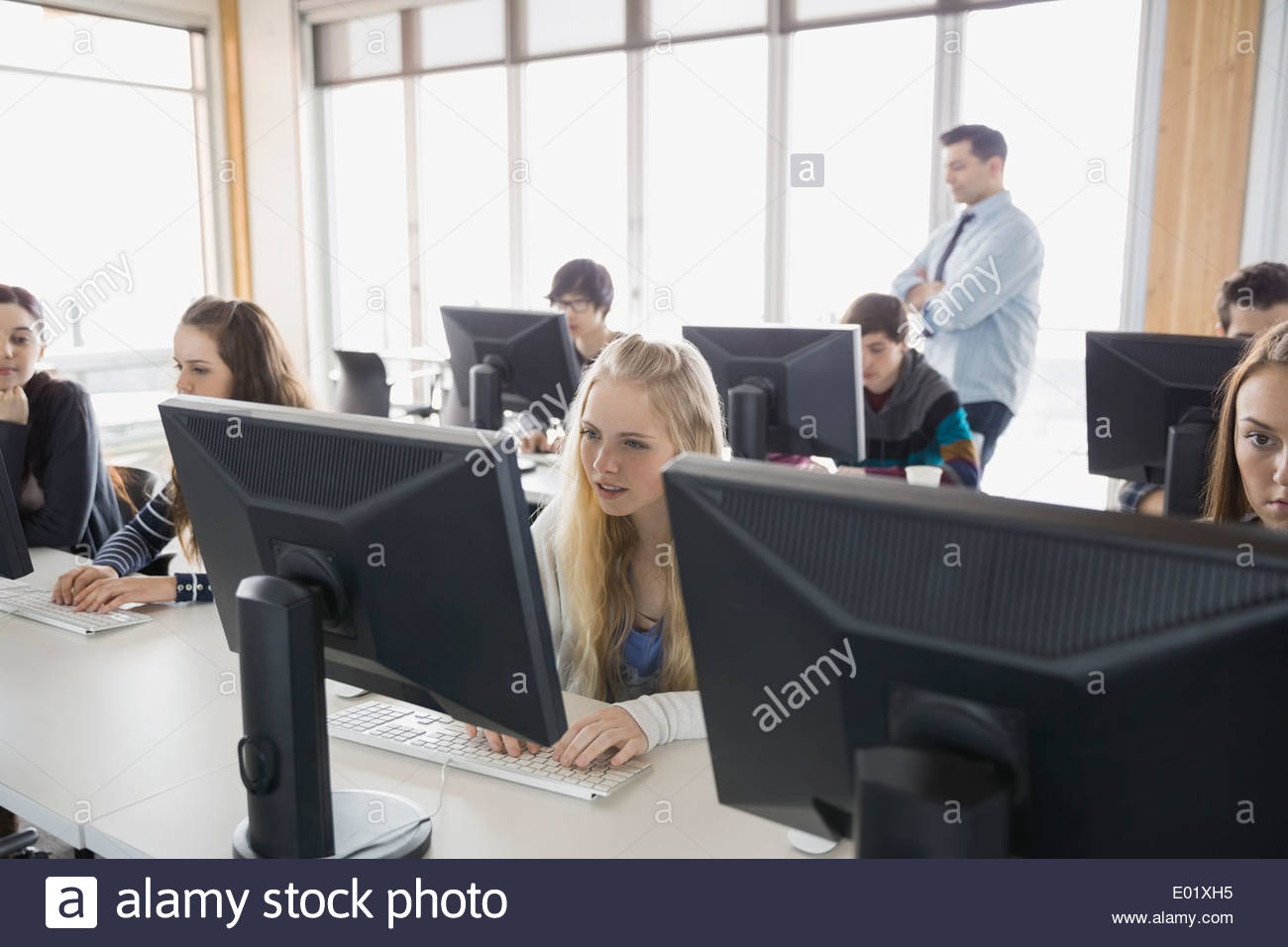 Professeur debout dans une classe de dactylographie Banque de ...