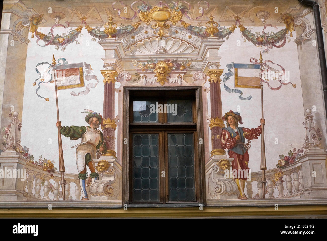 Fresques de style renaissance sur le mur de la cour intérieure au ...