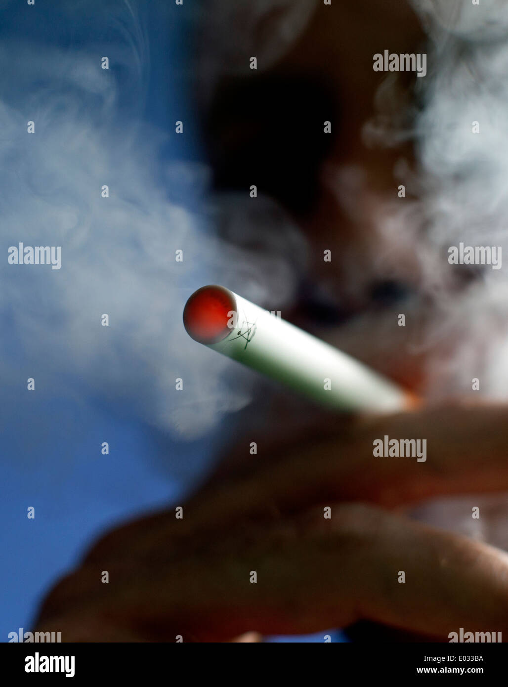 Cigarette électronique jetable Banque de photographies et d’images à ...