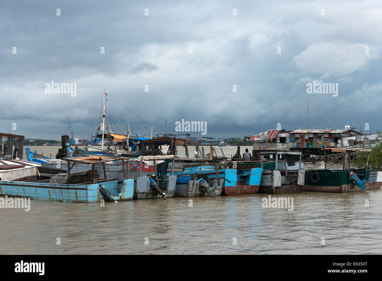 Bateaux suriname river Banque de photographies et d’images à haute ...