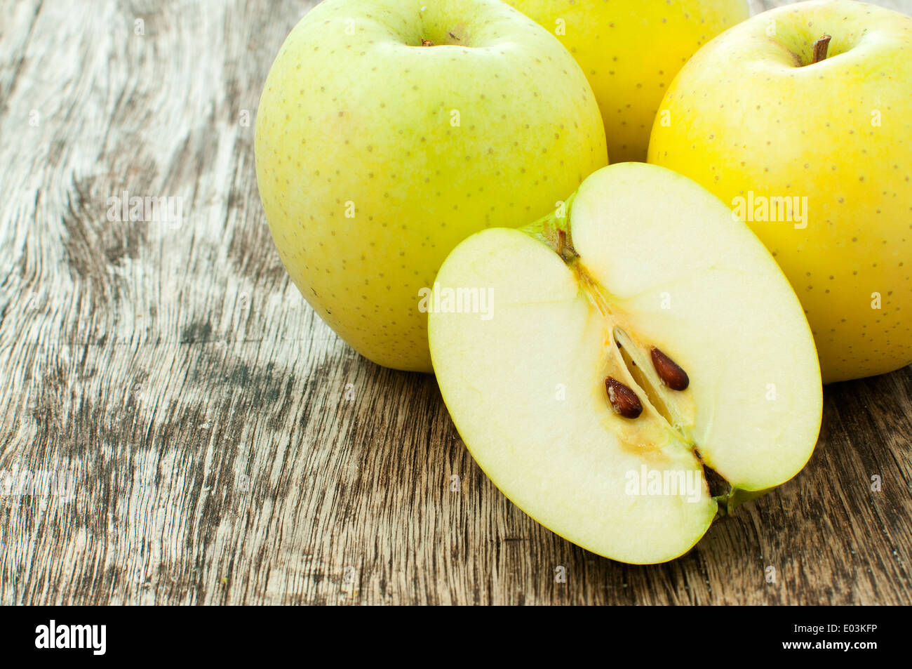 Verger de pommiers une table avec de la nourriture Banque de ...