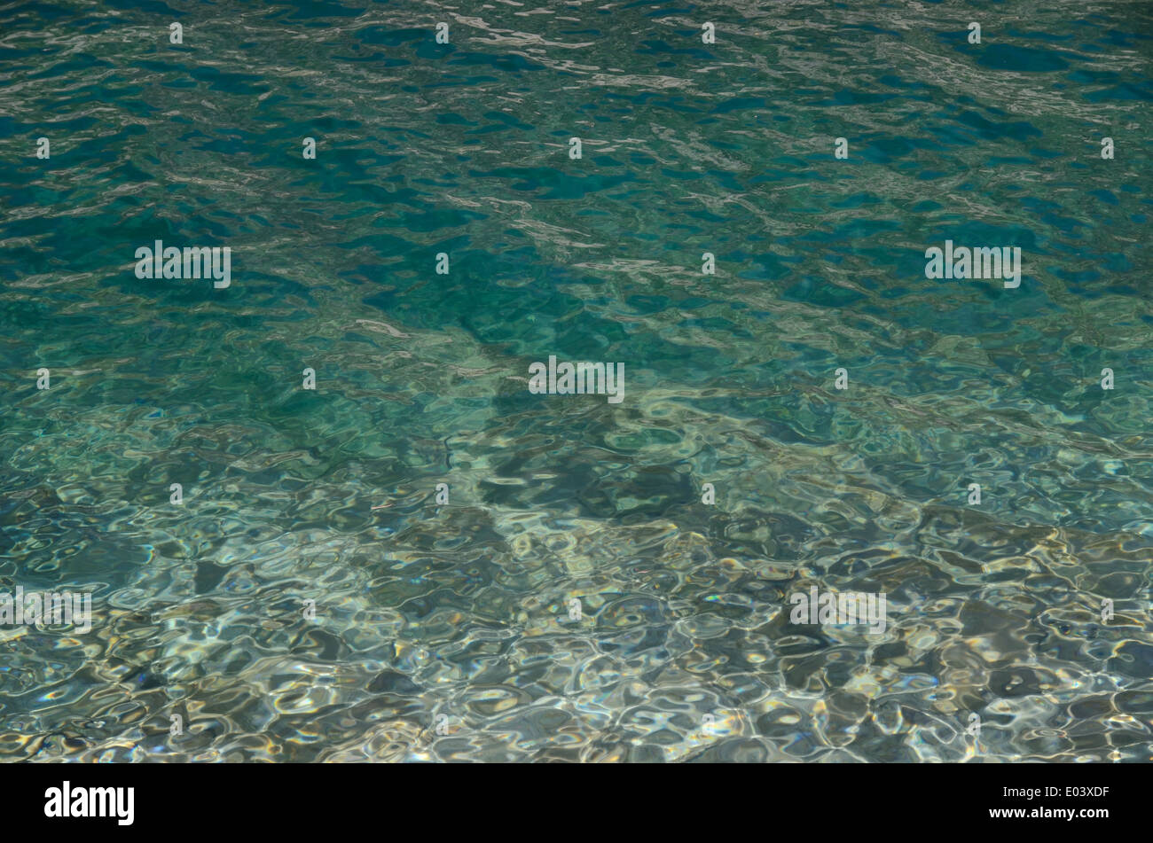 Eau limpide du lac Banque de photographies et d’images à haute ...