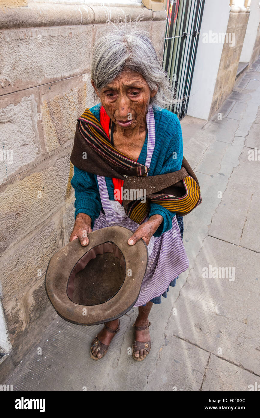 Femme mendiante bolivienne Banque de photographies et d’images à haute ...
