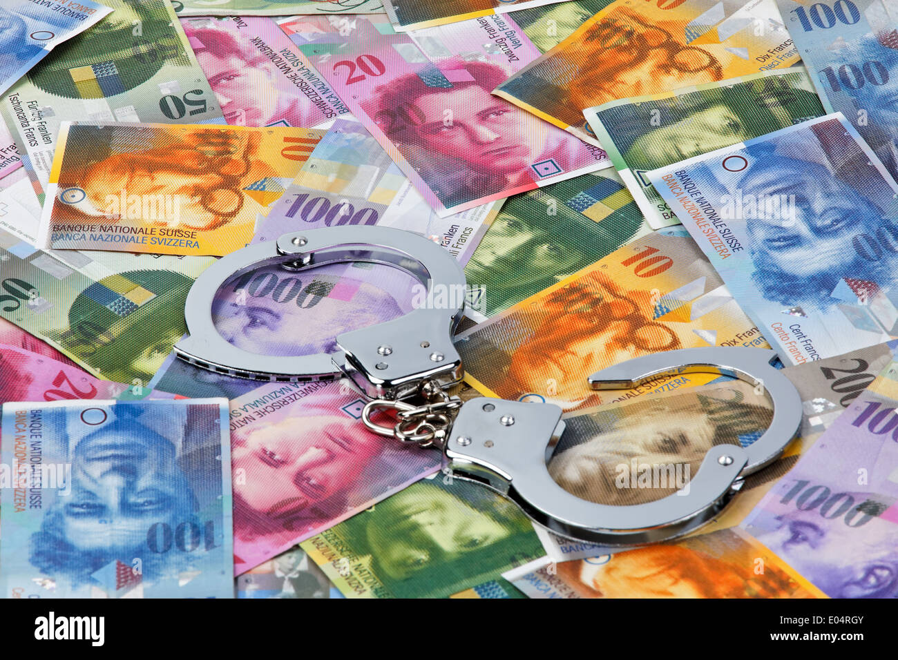 Schweizer franken geld der schweiz mit handschellen Banque de ...