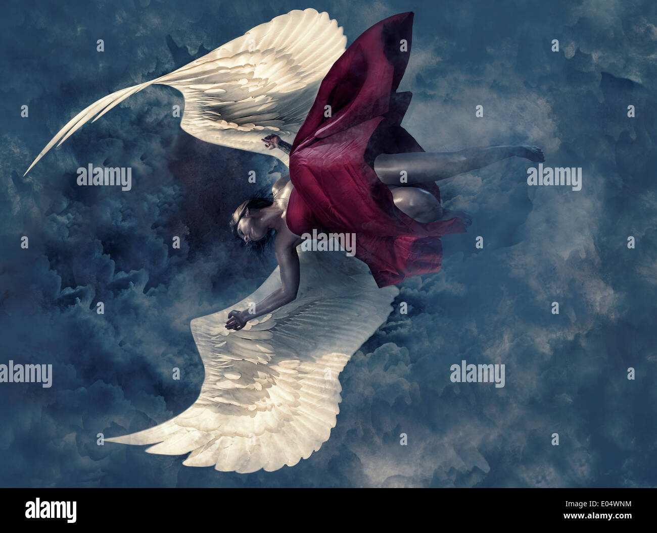 Femme avec des ailes d'anges qui tombent à travers le ciel Photo Stock ...