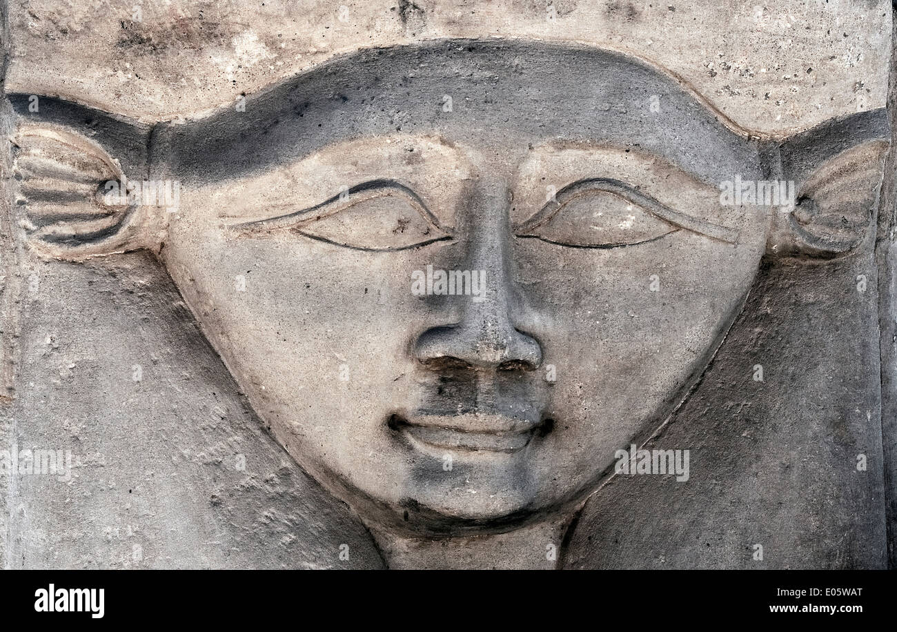Egypte,Dendera temple ptolémaïque,de la déesse Hathor.La tête en pierre ...