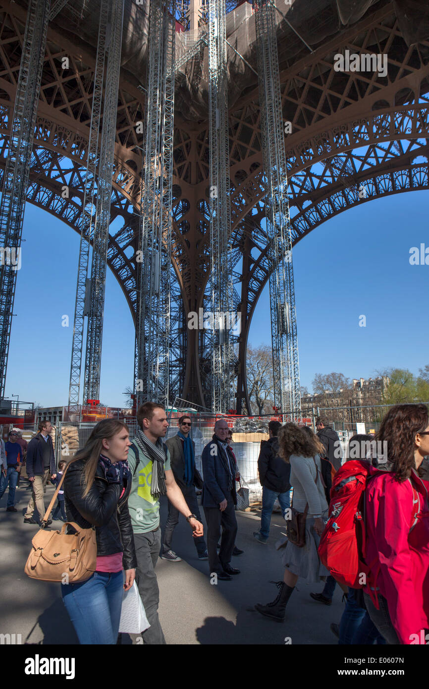 Des foules de gens qui visitent la capitale de la France, avec vue sur ...