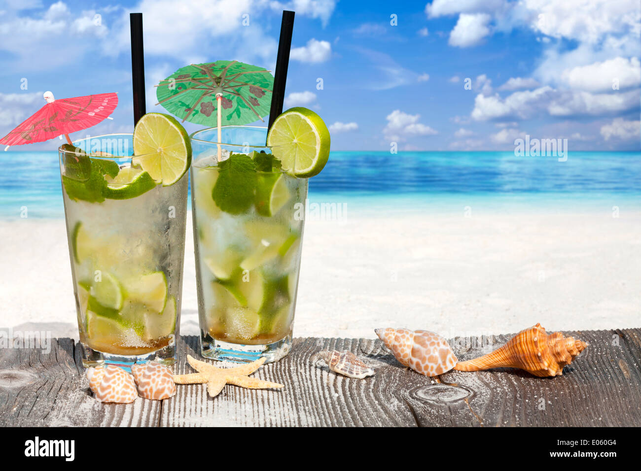 Mojito cocktail tropical sur des planches avec Sea Shell sur la plage ...