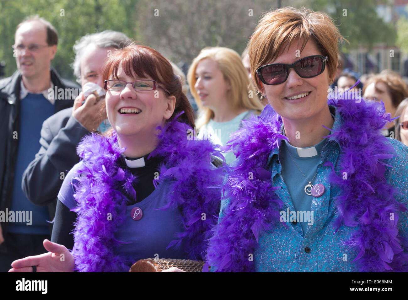 The first woman priest of the church of england Banque de photographies ...