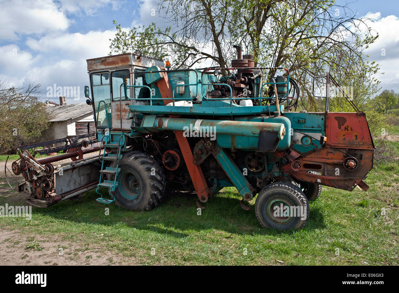 Dans la moissonneuse-batteuse de l'ancienne Russie libre Photo Stock ...