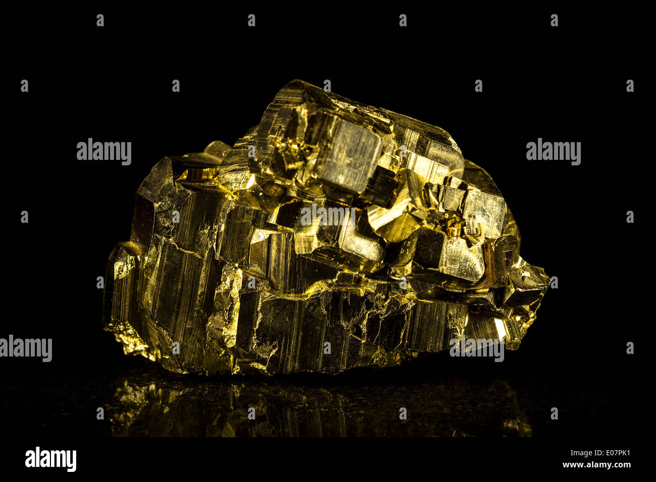 Cube de pyrite Banque de photographies et d’images à haute résolution ...
