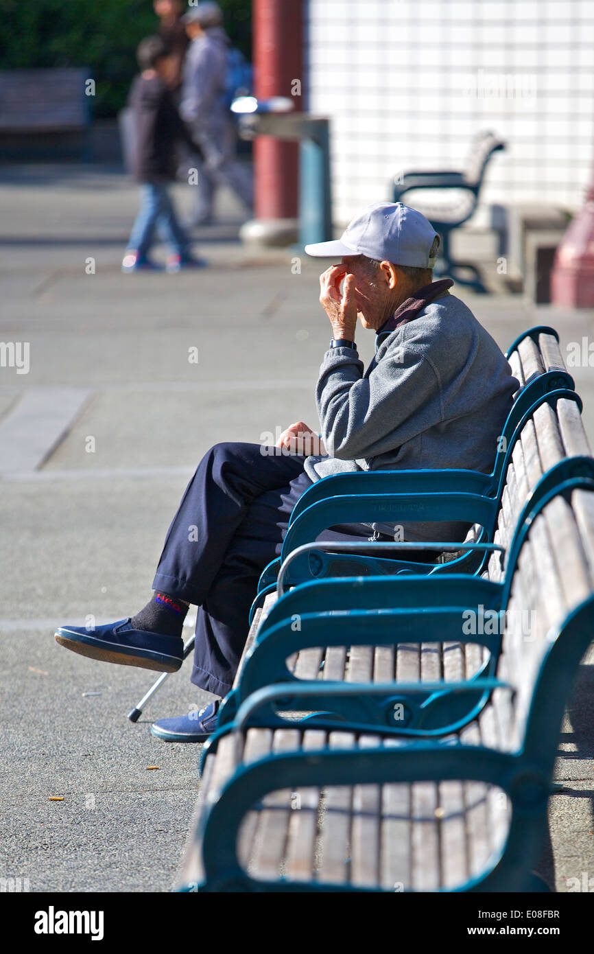 Vieil Homme Assis Seul Sur Un Banc Banque De Photographies Et Dimages