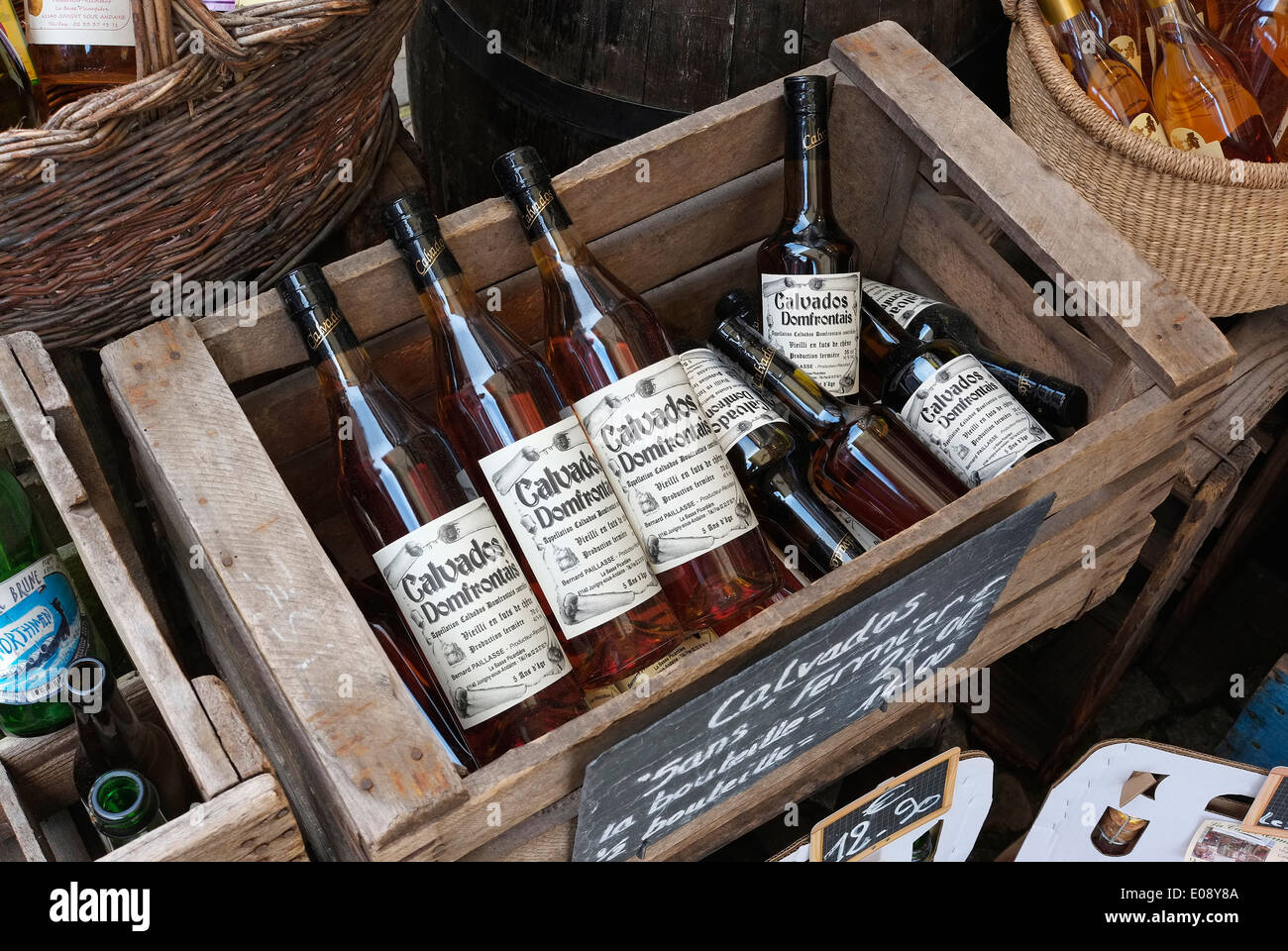 Calvados drink bottles Banque de photographies et d’images à haute ...