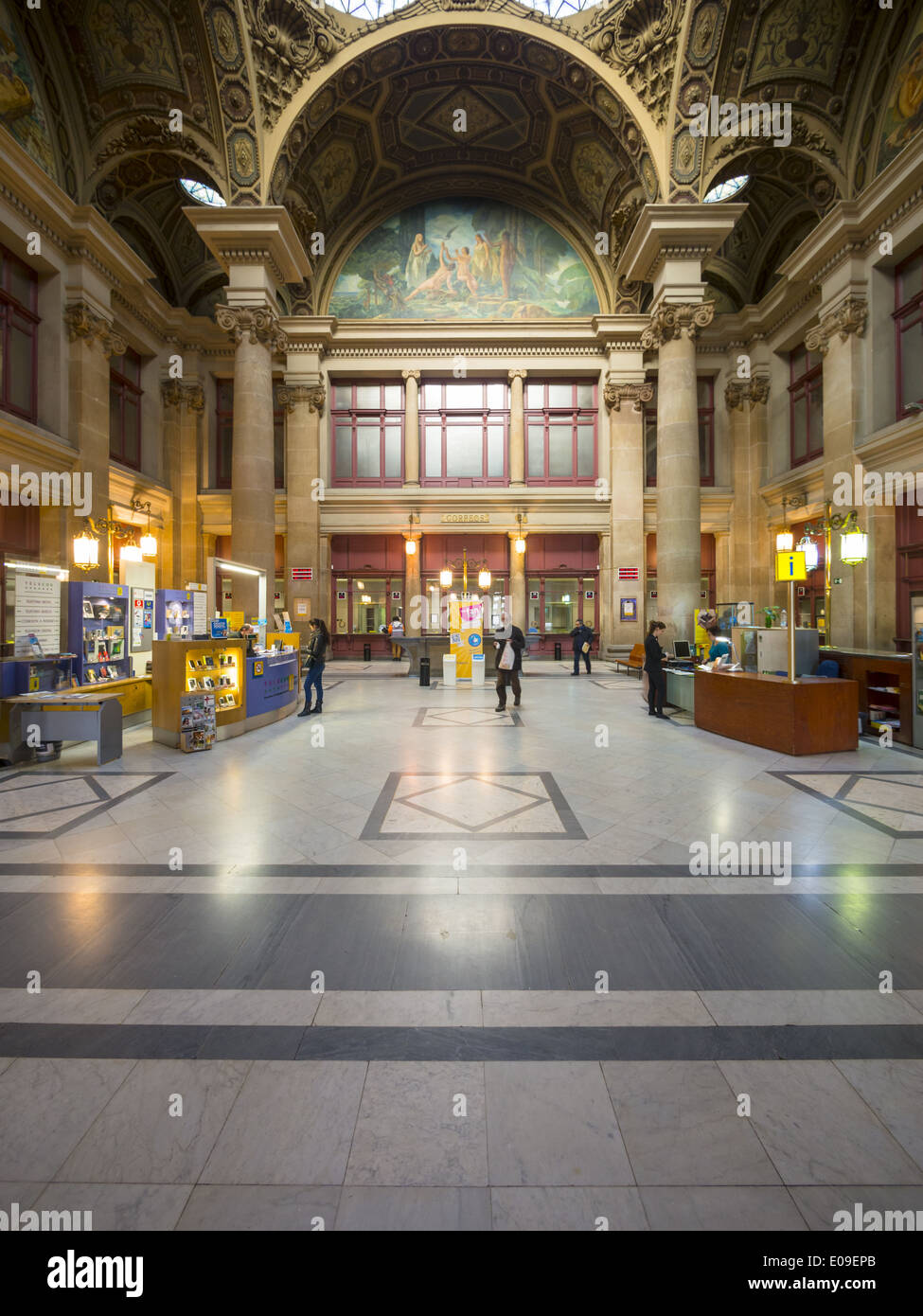 Intérieur de bureau de poste Banque de photographies et d’images à ...