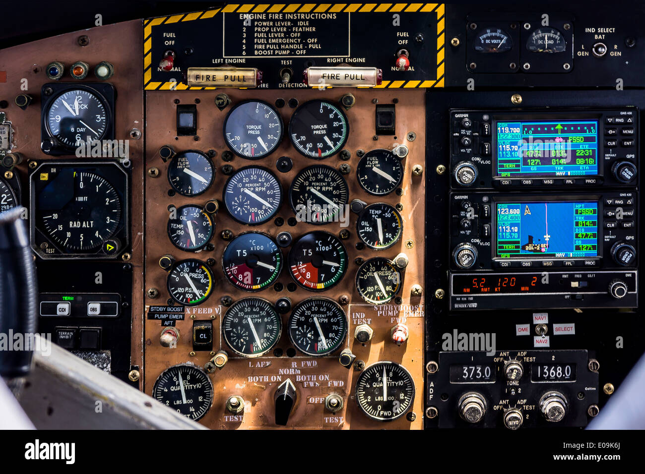 Cockpit of dhc 6 twin otter 300 Banque de photographies et d’images à ...