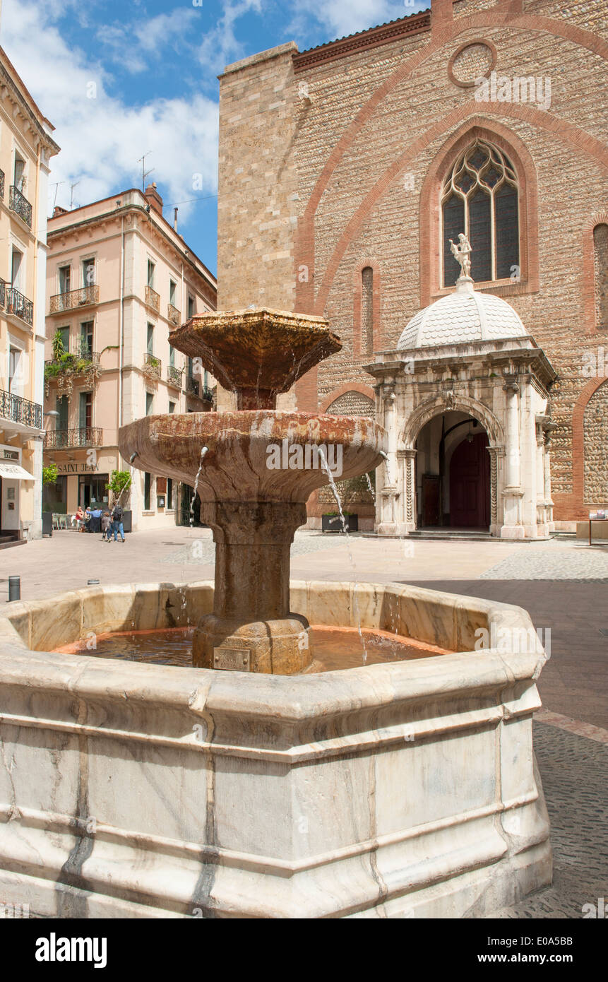 Fontaine et façade occidentale de la cathédrale Saint-Jean-Baptiste de ...