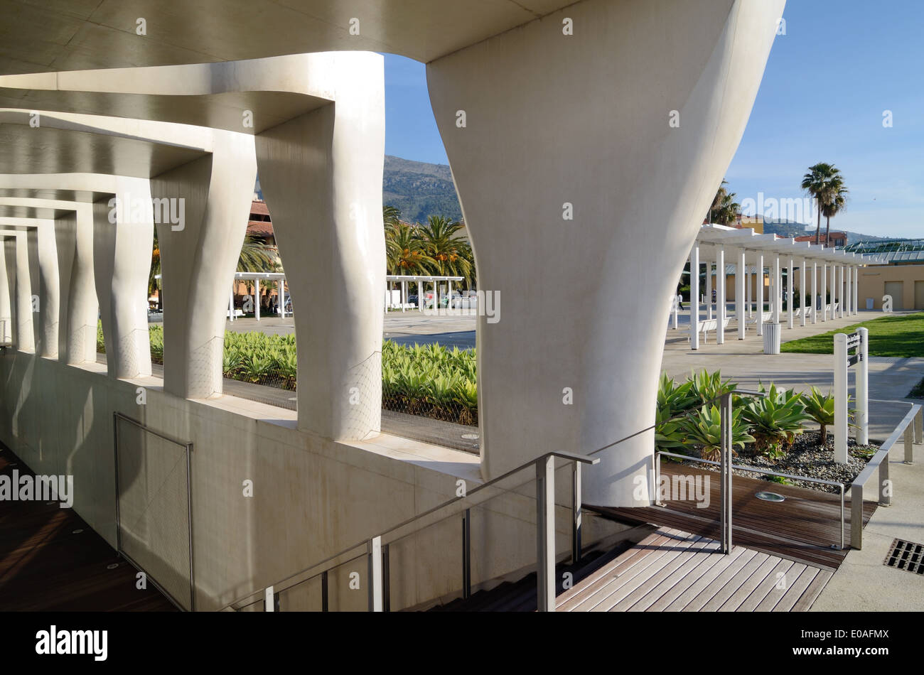 Les colonnes en béton de la Musée Jean Cocteau par Rudy Ricciotti ...