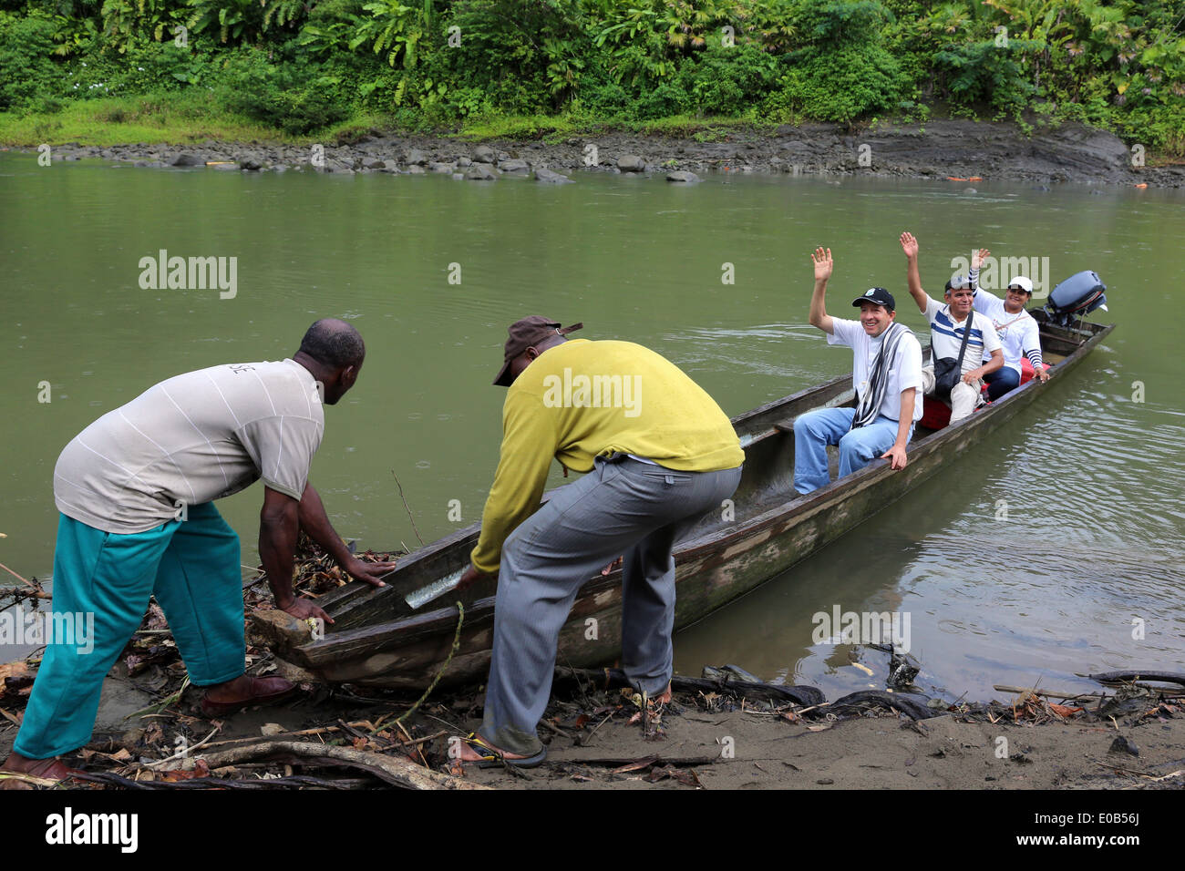 Personnes en pirogue Banque de photographies et d’images à haute ...