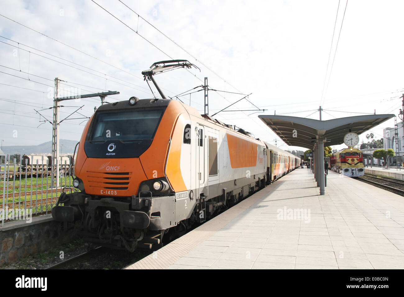 L'ONCF train à la gare de Fès au Maroc sur le chemin de Rabat Photo ...