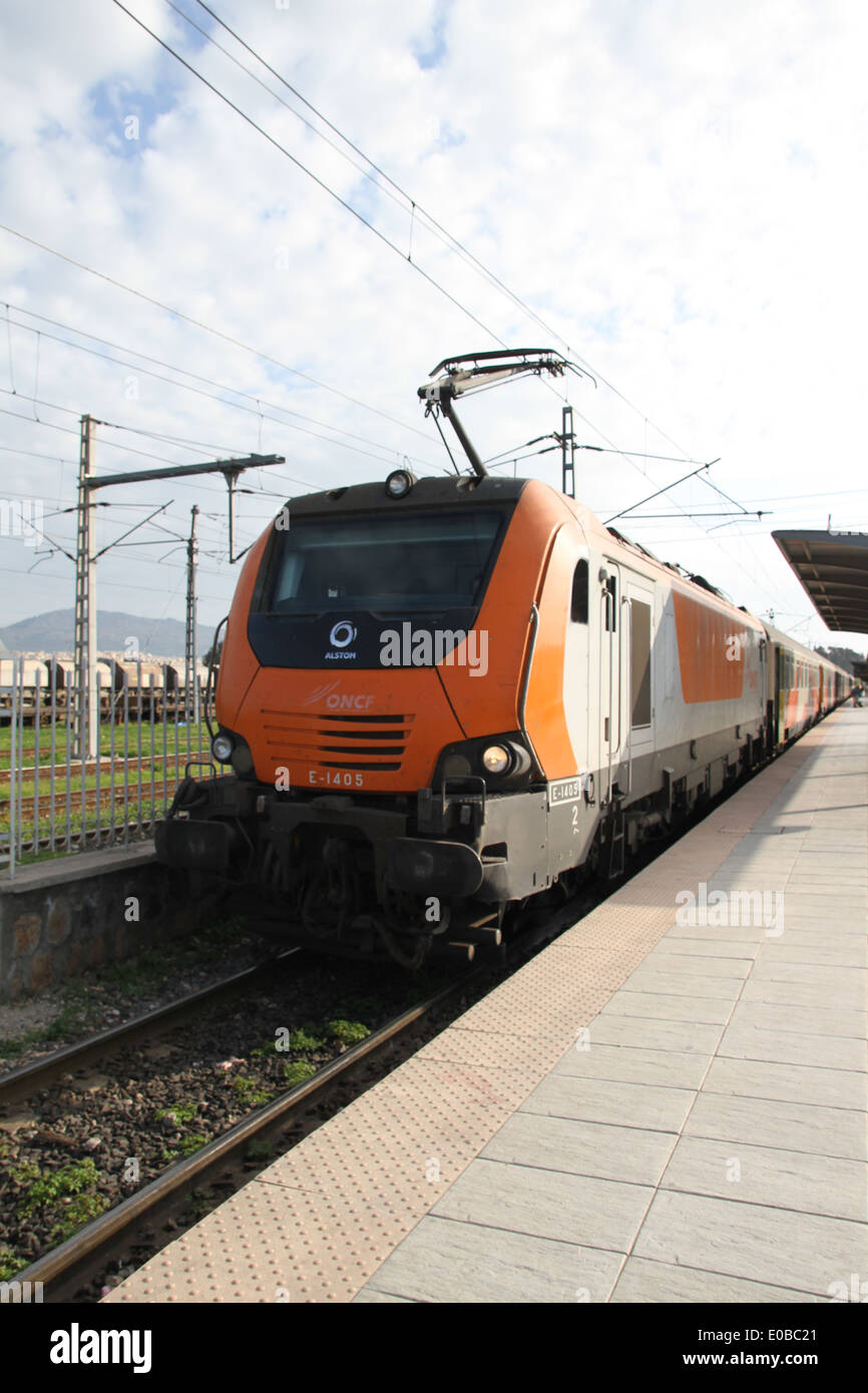 L'ONCF train à la gare de Fès au Maroc sur le chemin de Rabat Photo ...