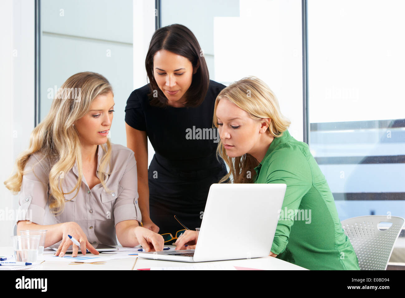 Femmes de bureau Banque de photographies et d’images à haute résolution ...