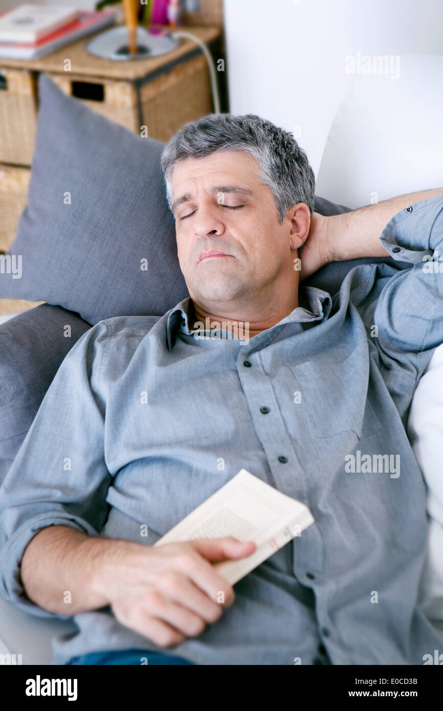 Vieil homme endormi Banque de photographies et d’images à haute ...