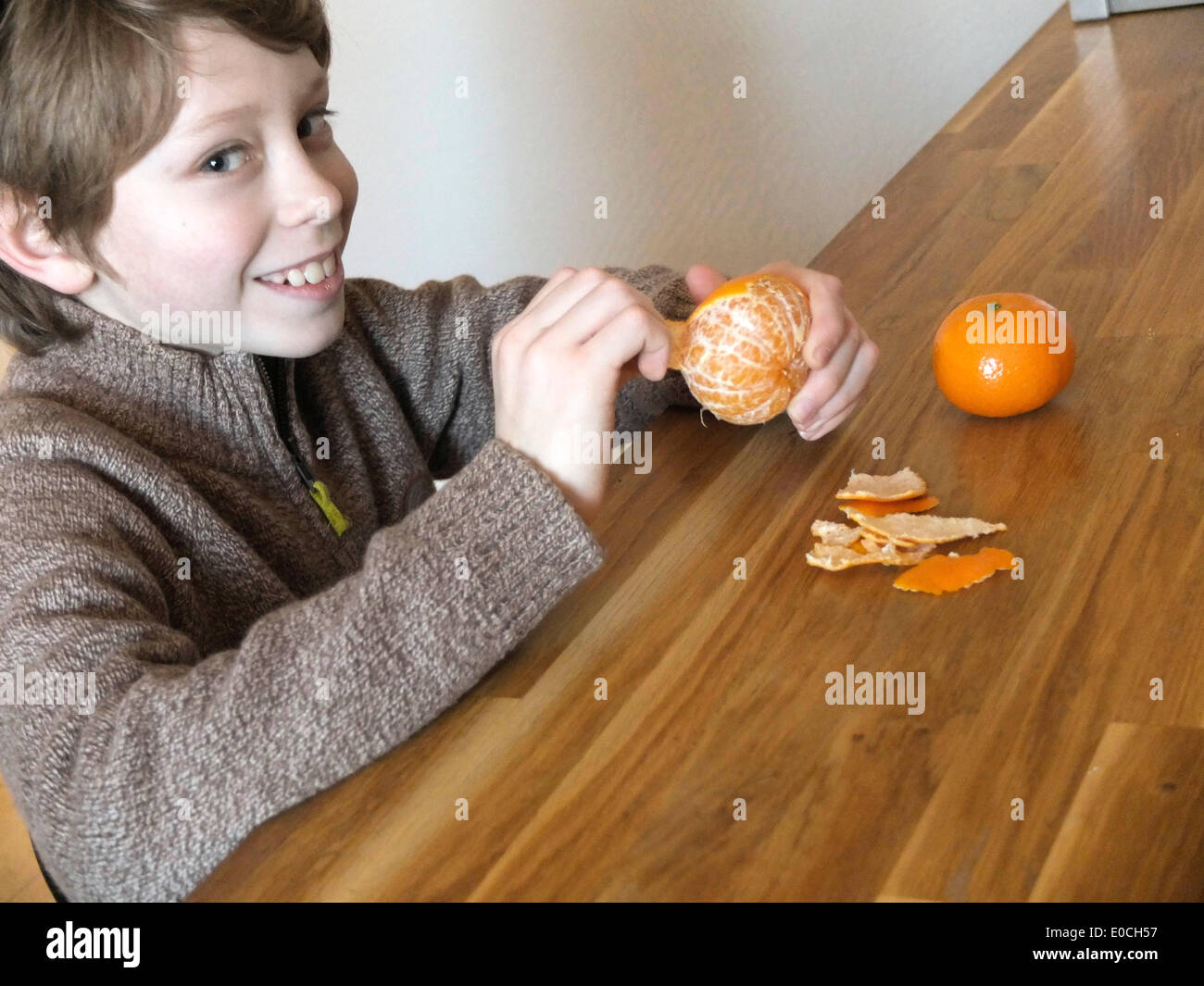 Enfant mangeant des fruits Banque de photographies et d’images à haute ...