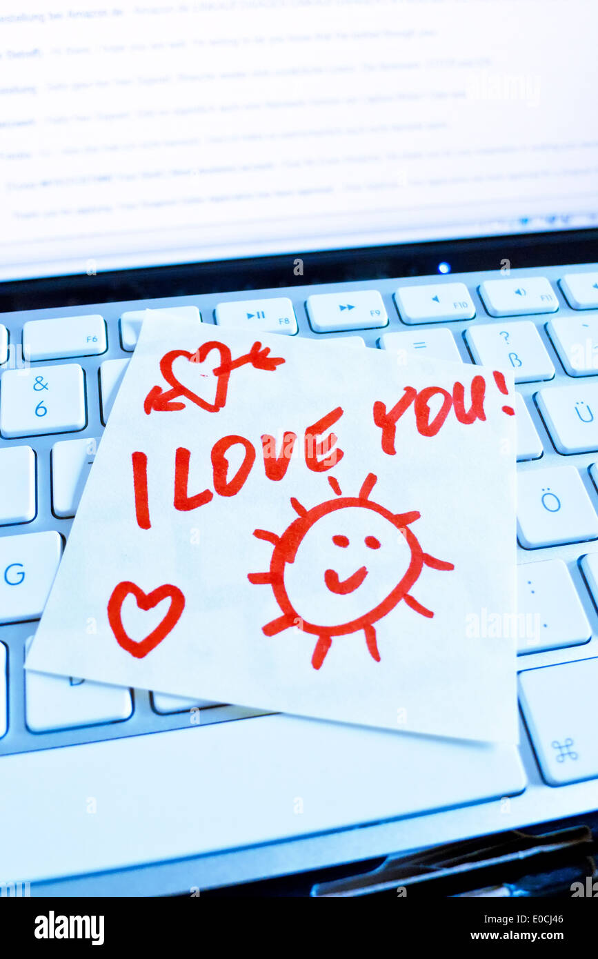 Une note bout de papier se trouve sur le clavier d'un ordinateur à la ...