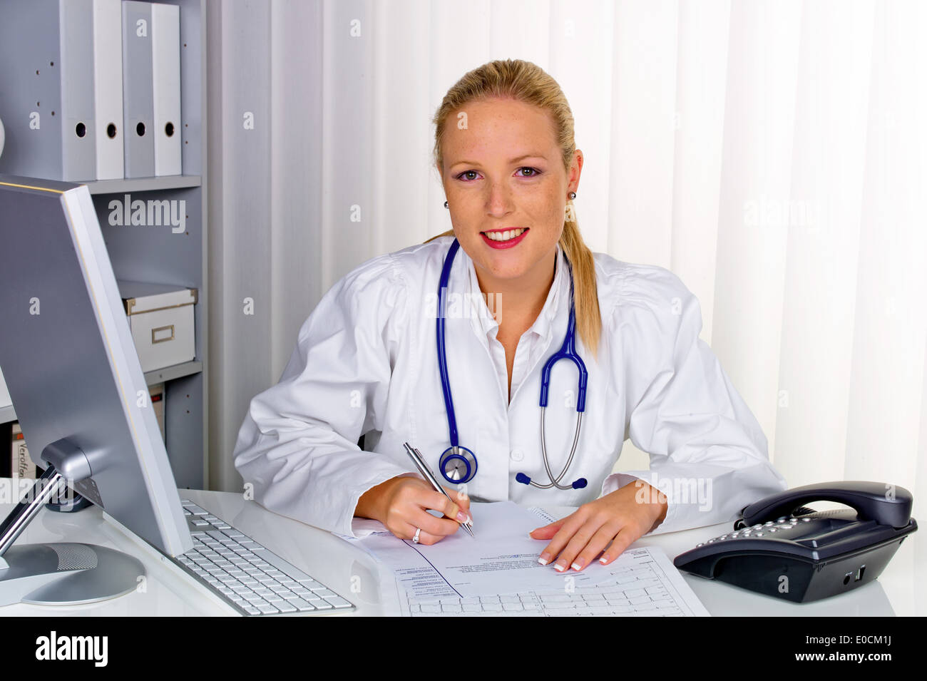 Un jeune docteur avec stethoskop dans son cabinet Banque de ...
