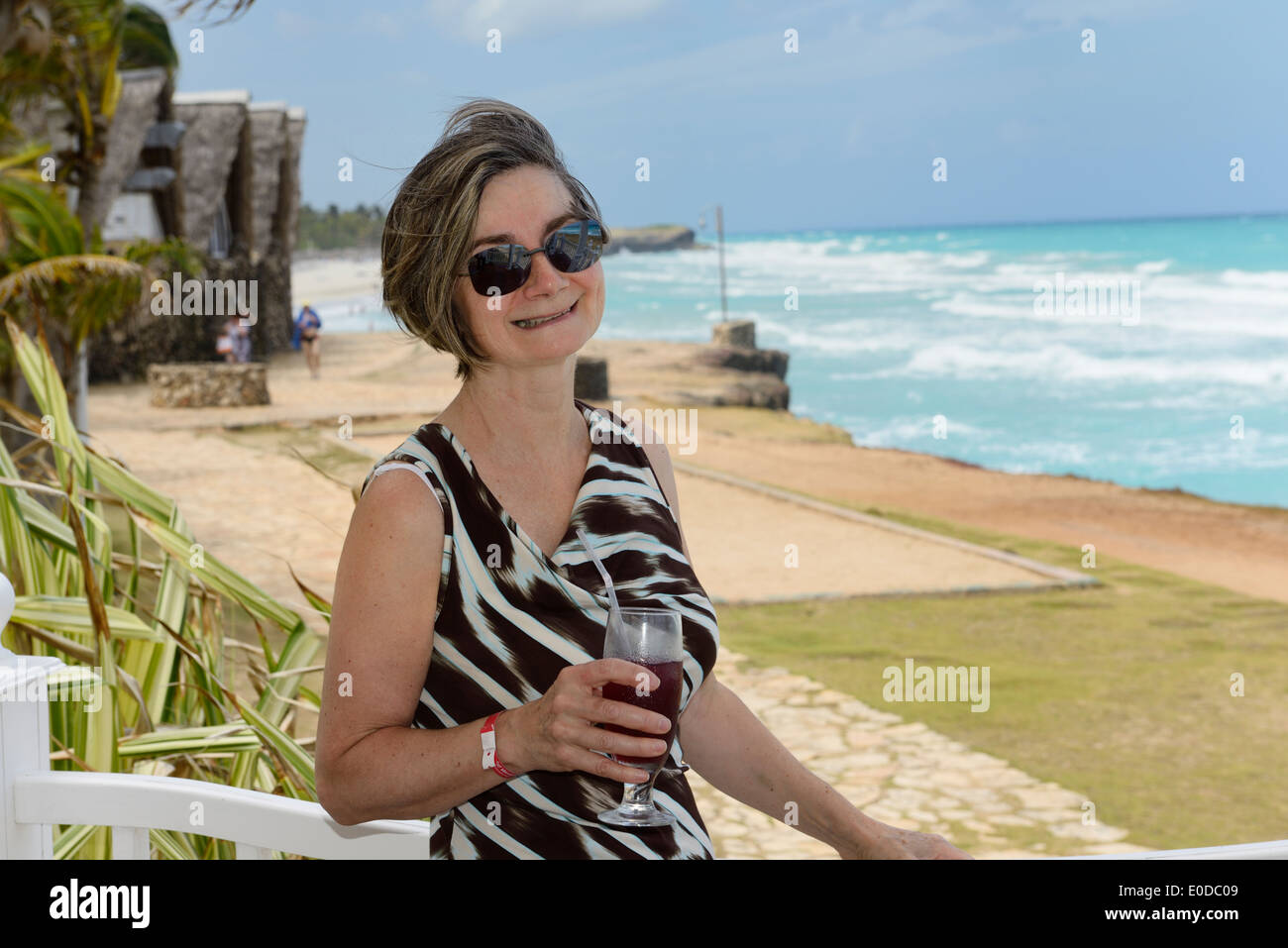 Femme de 60 ans à la plage Banque de photographies et d’images à haute ...