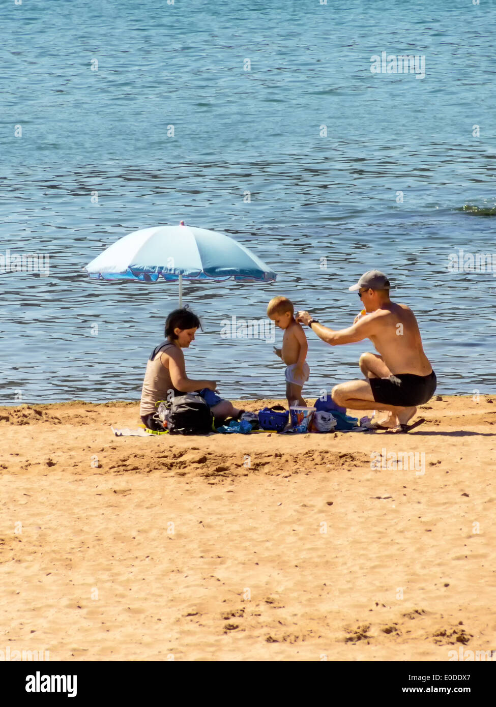 Jeune Famille Fait Urllaub Par La Mer Avec Plage De Sable Banque De