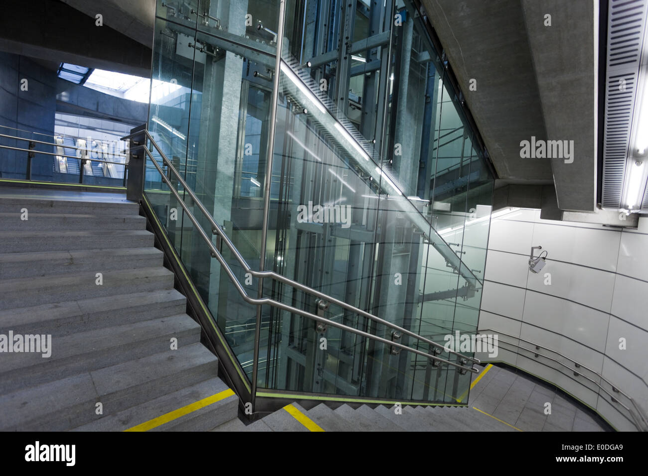 U2 architektur aufzug bahn beton e Banque de photographies et d’images ...