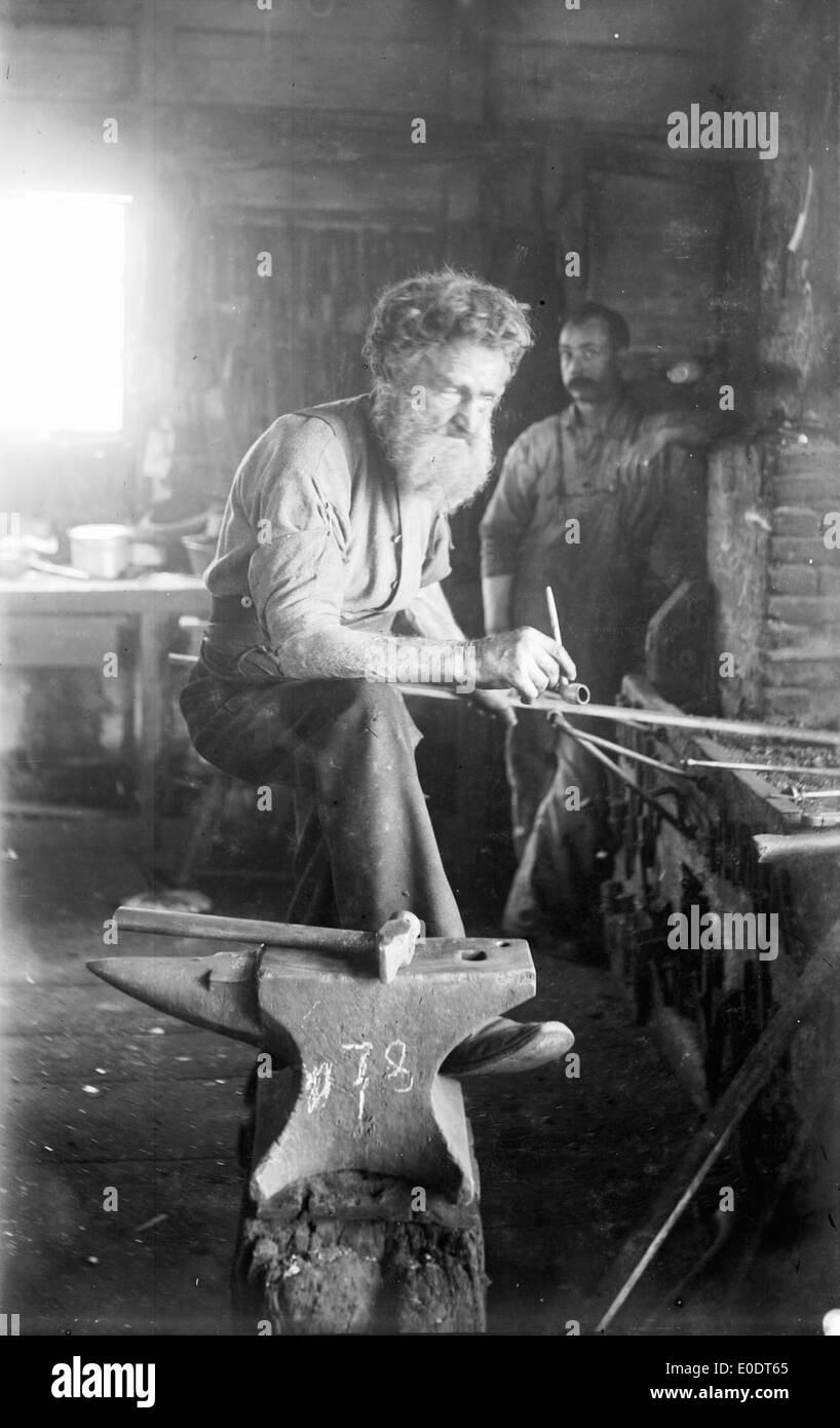 Route forgeron Banque d'images noir et blanc - Alamy