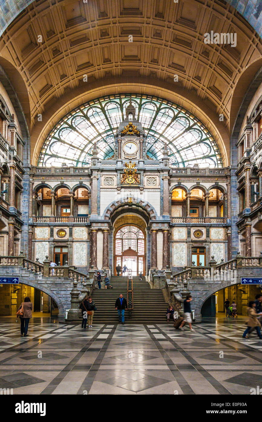 Le grand hall d'entrée et d'attente de la gare d'Anvers-central conçu ...