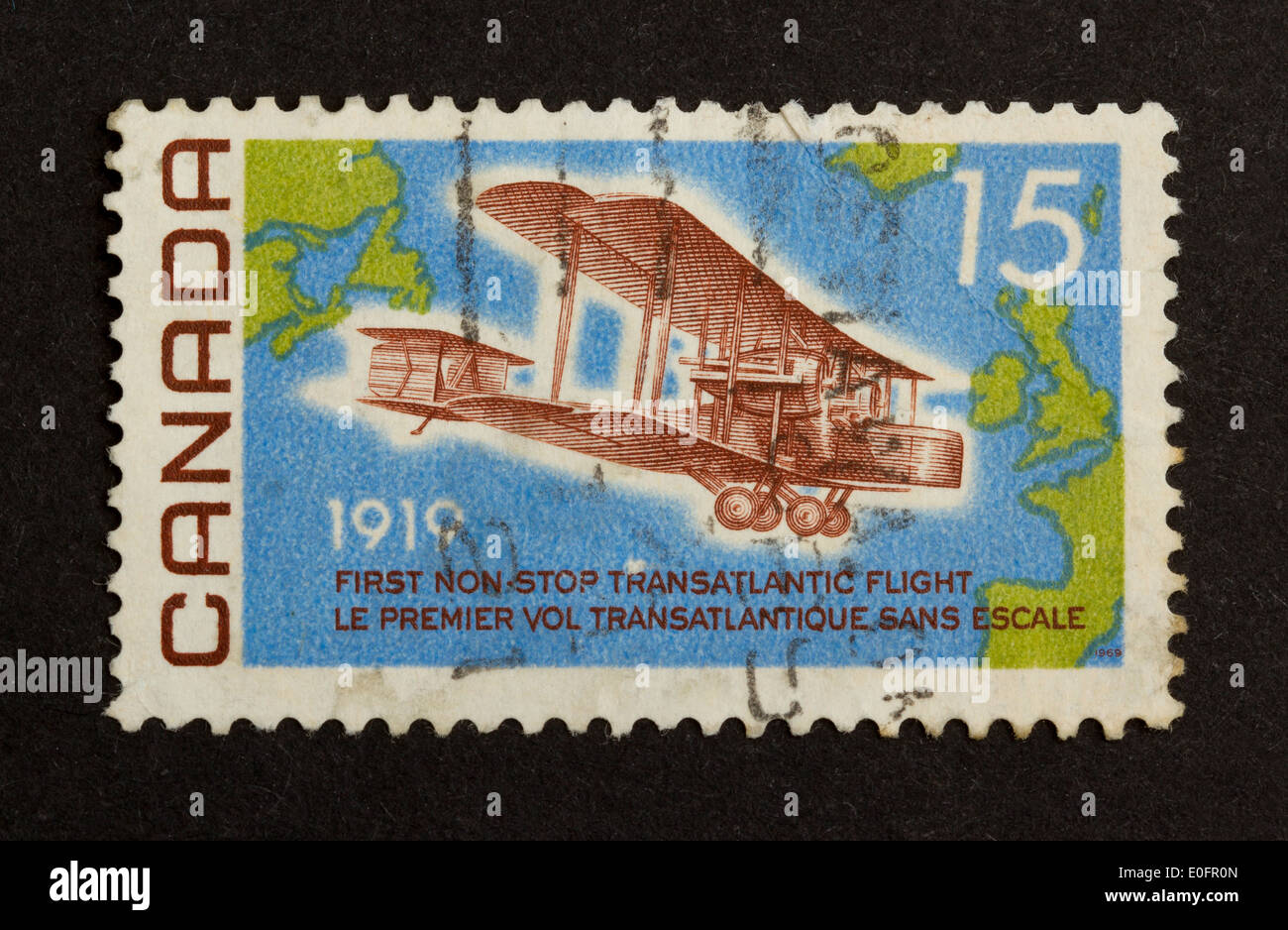 CANADA - VERS 1980 : timbres au Canada montre une carte du monde et un ...