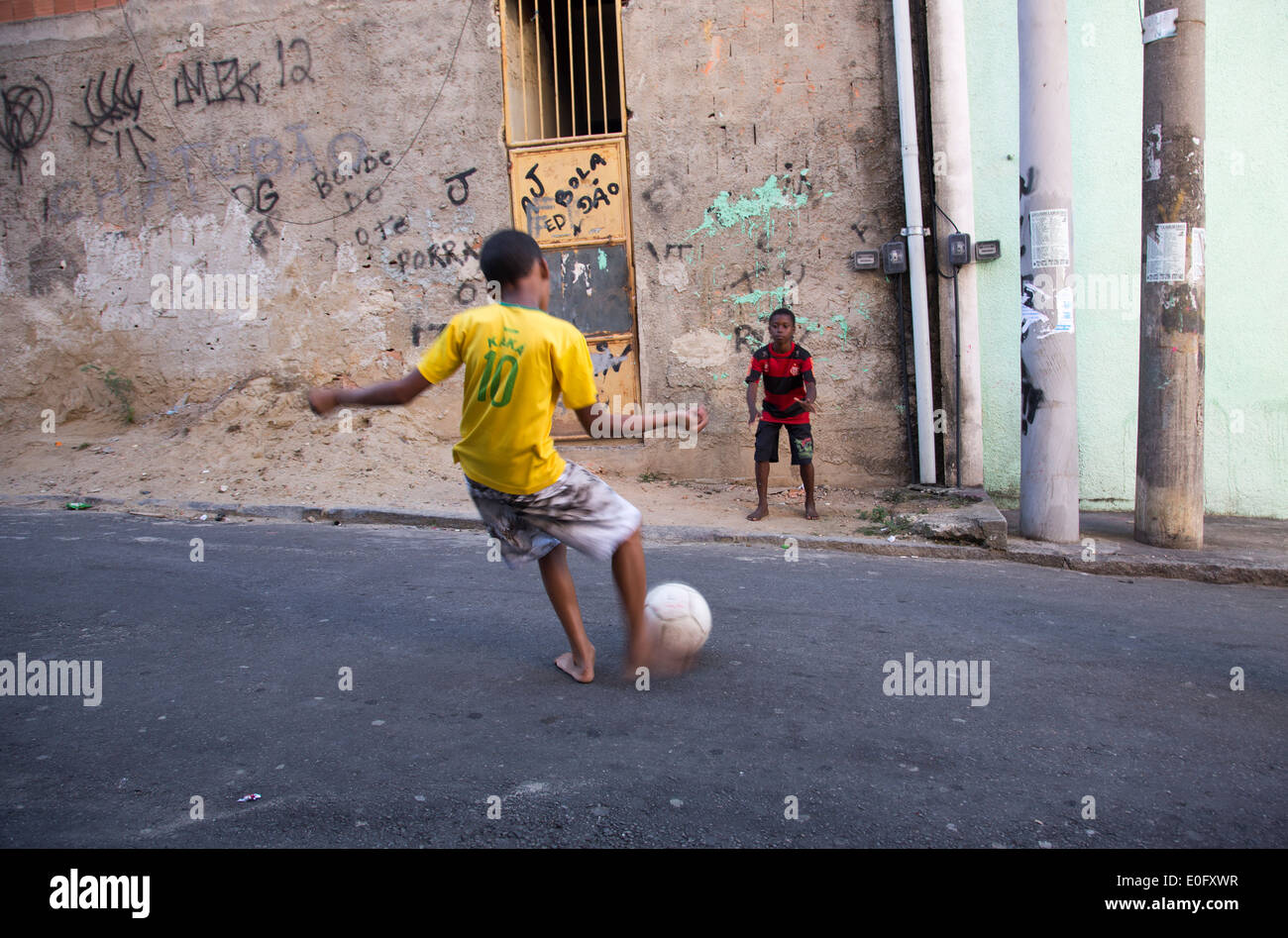 Favela enfants jouant au football Banque de photographies et d’images à ...