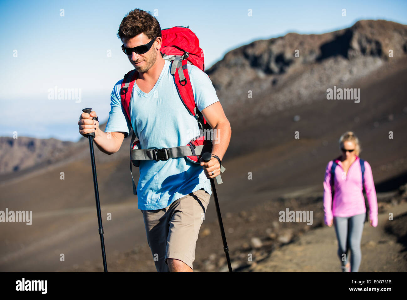 Homme de trekking Banque de photographies et d’images à haute ...