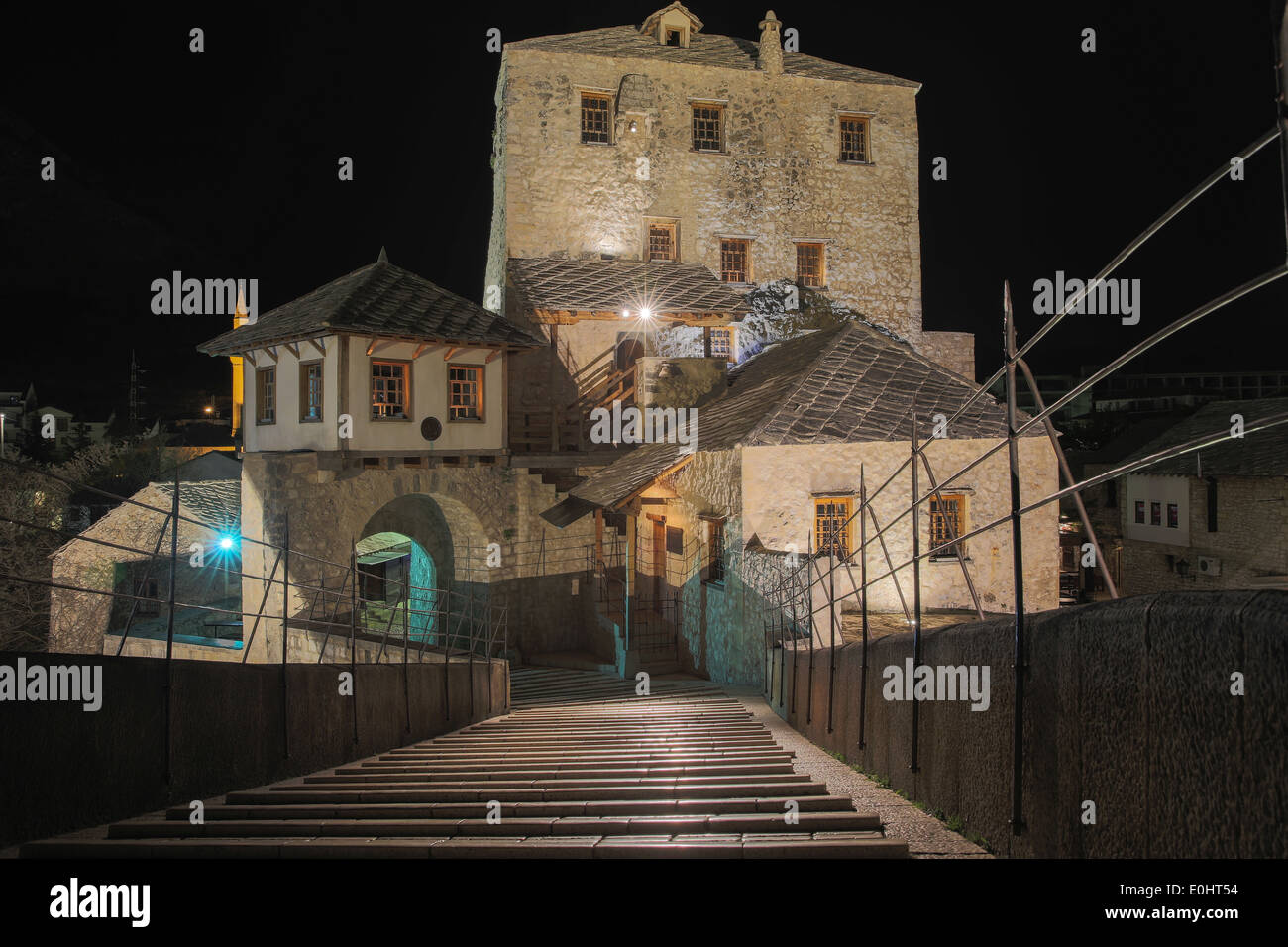 Vieille Tour historique sur pont Stari Most sur la rivière Neretva à ...
