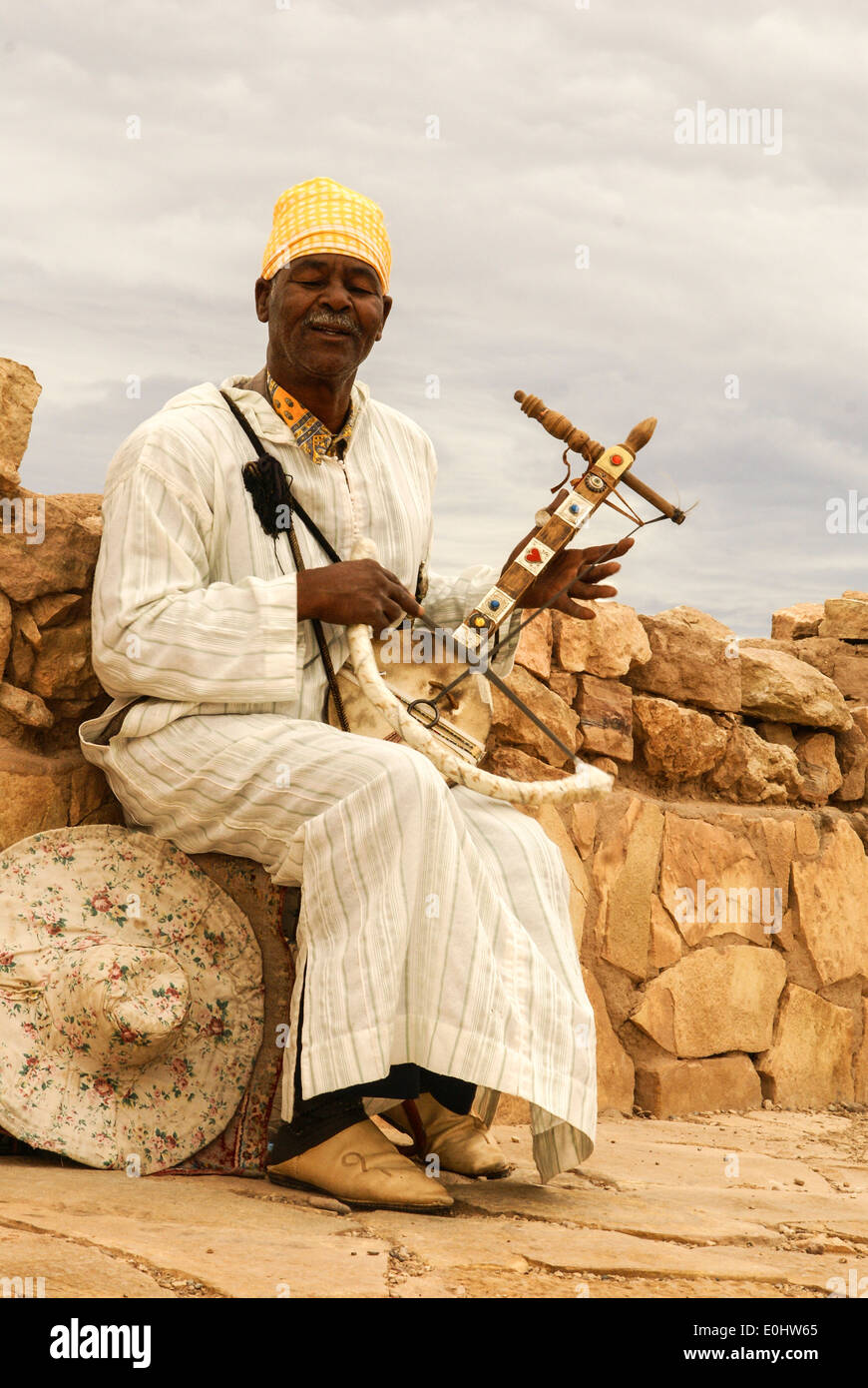 L'homme joue local amzhad traditionnel berbère une chaîne unique ...
