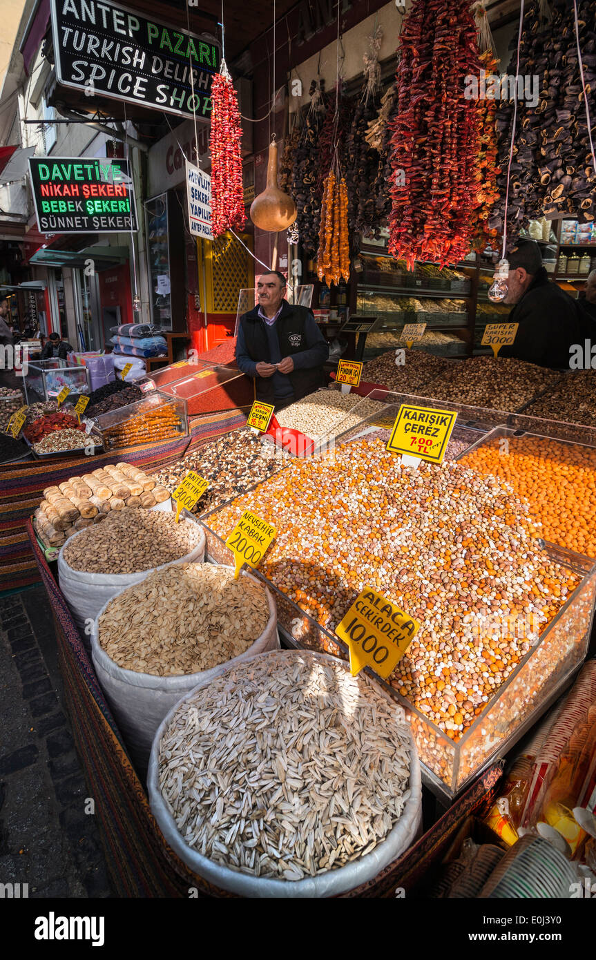 Istanbul turkey nuts dried fruits Banque de photographies et d’images à ...