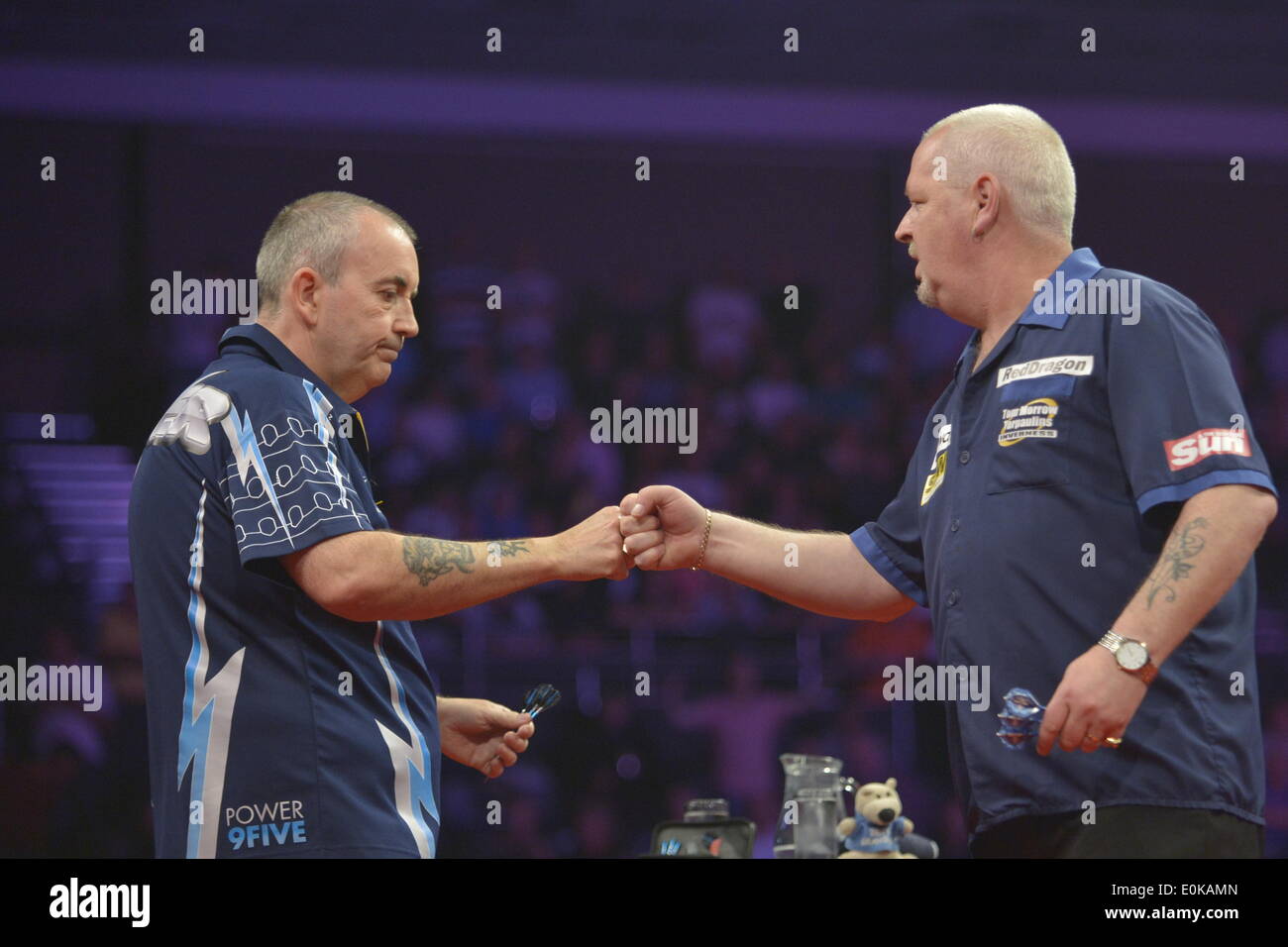 Phil taylor serre la main Banque de photographies et d’images à haute ...