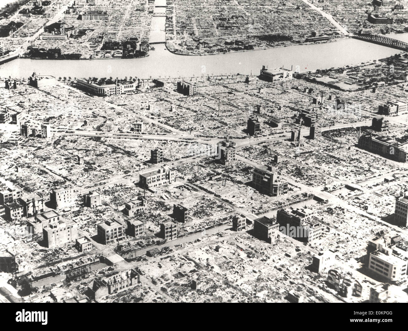 Bombing of tokyo Banque de photographies et d’images à haute résolution ...